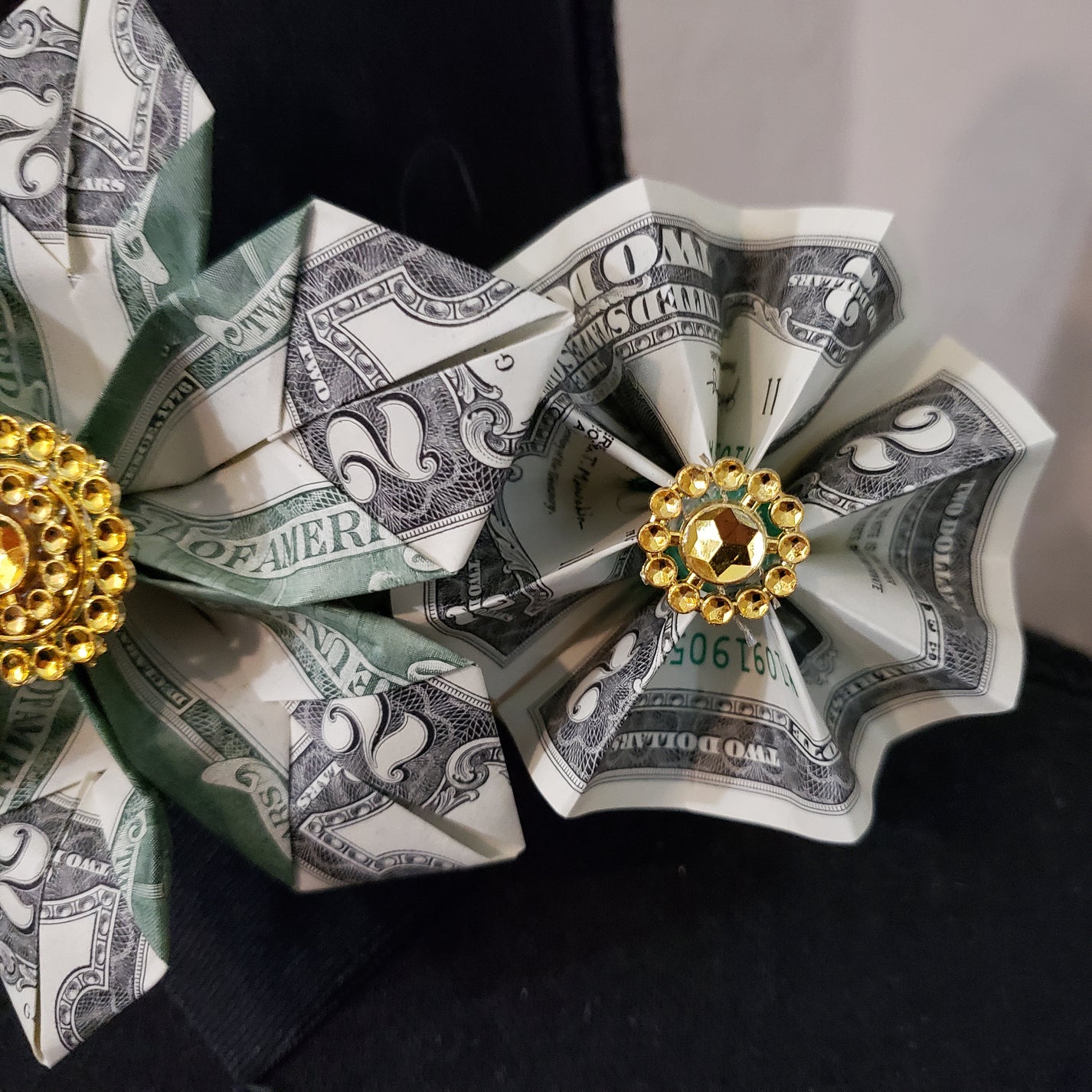 Wearable graduationmoney crown Tuiga with flowers – AmyRose Crafts