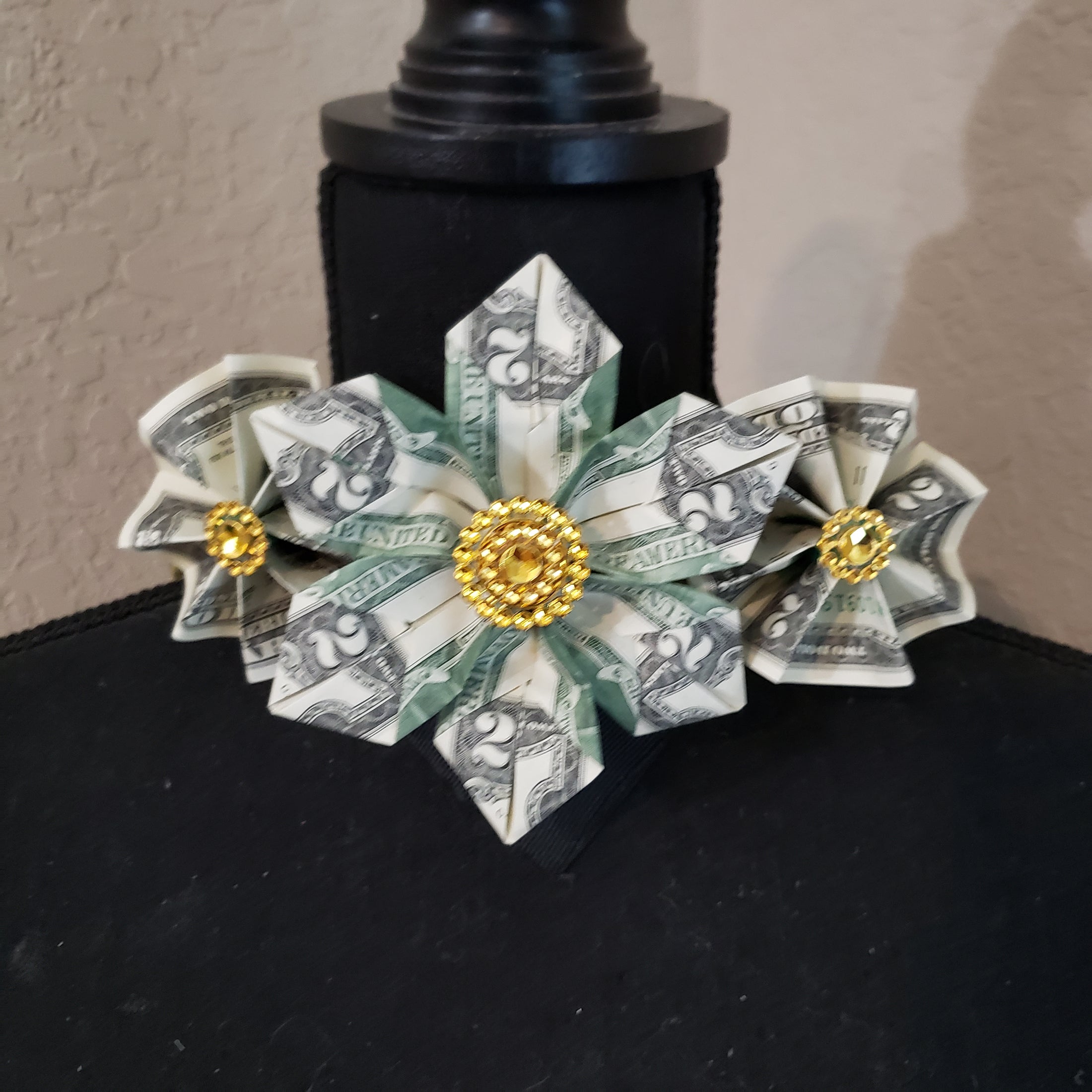 Wearable graduationmoney crown Tuiga with flowers – AmyRose Crafts